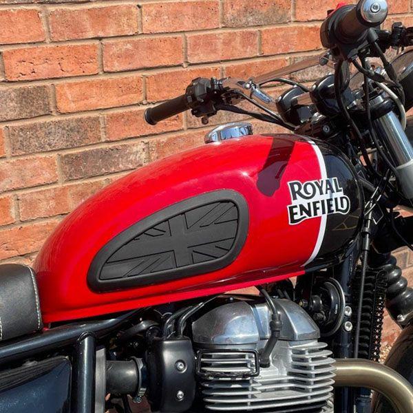 【商品説明】英国のメーカーヒッチコックスモーターサイクルロイヤルエンフィールド ベア650/ショットガン650/ヒマラヤ411/ブリット350/ハンター350/クラシック350用ニーパッド ユニオンジャックデザイン ブラックラバー製、シール...