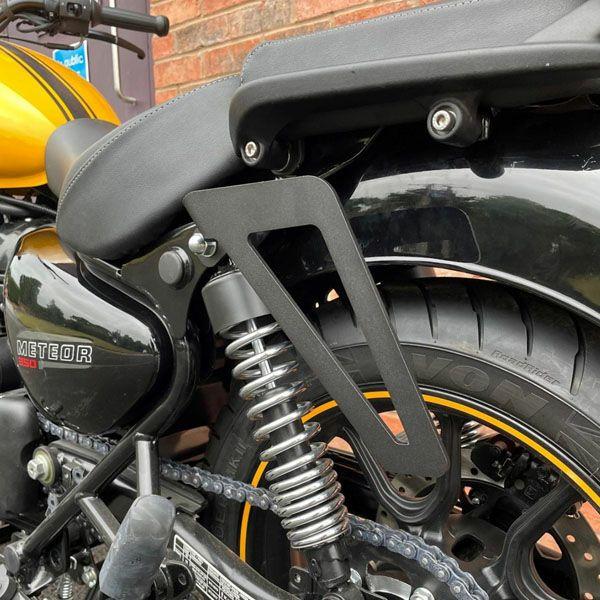 【商品説明】英国のメーカーヒッチコックスモーターサイクルロイヤルエンフィールド メテオ350/クラシック350/ハンター350/ブリット350等汎用サイドバッグサポートレーザーカット、パウダーコートブラックテクスチャー仕上げリアショック上部...