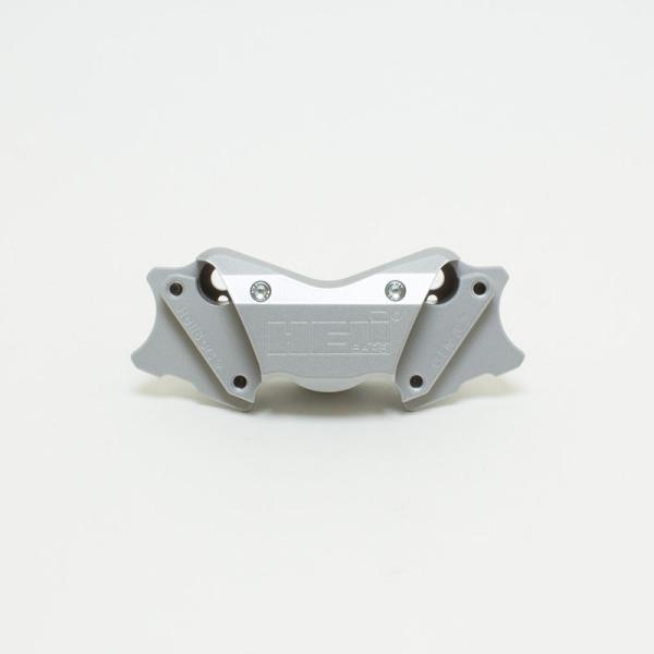 【商品説明】ハンドルバーの位置を上、手前側にオフセットするハンドルバーライザーです。標準よりも近い位置にハンドルがマウントされる為、上体をより起きた状態にする事が出来ます。配線等は標準長のままで対応できます。移動量（標準比）上側：2" (5...