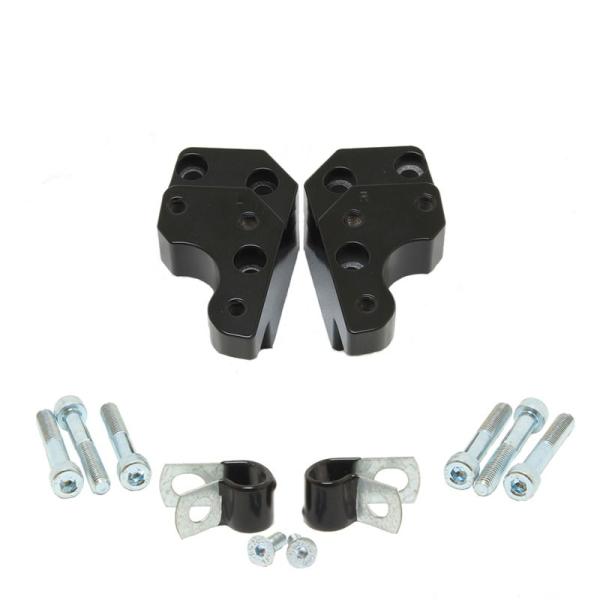 【商品説明】ハンドルバーの取り付け位置をライダー側に近づけるリロケーションアダプターです。ハンドル位置を手前に持ってくる事で、より上体をリラックスした位置でキープする事が出来、長時間の運転の疲労を軽減します。配線等は標準長のままで対応します...