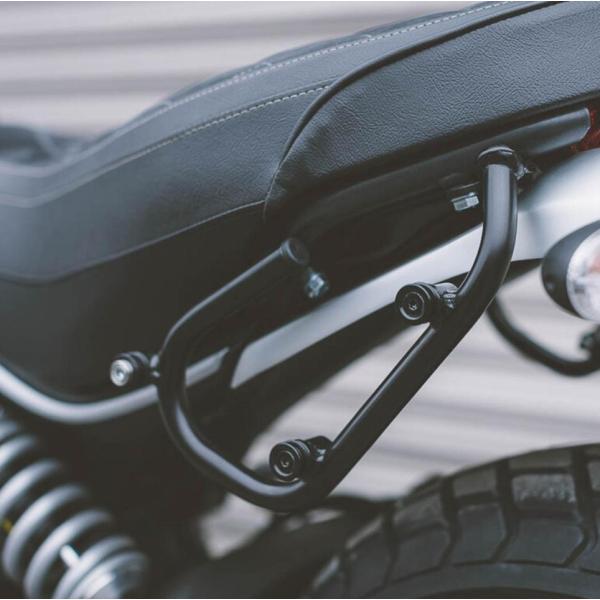 【商品説明】クランブラー用左側サイドキャリアです。 クイックロックシステムでバックの脱着が簡単且つスピーディーに行えます。 SLCサイドキャリアはレジェンドギヤLC1/LC2サイドバッグ、アーバンABSサイドバッグを取り付けられ、別売のバッ...