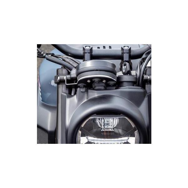 【商品説明】ドイツのカスタムビルダーJvB MOTO。斬新で印象に残るパーツを多く開発、製造しています。メーターの高さを低くオフセットできます。ヘッドライトとの隙間が少なくなり、メーターの上への飛び出しがなくなるので、すっきりとした印象にな...