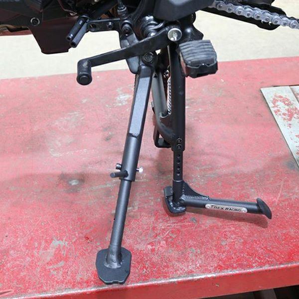 【商品説明】T-REXレーシングのXL750 Transalp用ロアーリング アジャスタブルキックスタンド純正と比較して0.5インチ長く、約3.5インチまで低く（短く）調整する事ができますスチール製 ブラックパウダーコート仕上げ継続的な品質...