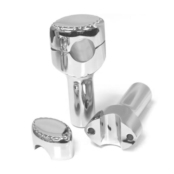 【商品説明】直径32mmのハンドルバーを固定するハンドルバーライザーです。クローム仕上げ。ライザーの下側（裏側）からボルトでクランプを閉めこむデザインの為、上から見た際にボルトが目立ちません。トップクランプ上の縁にディンプルの様な模様を施し...