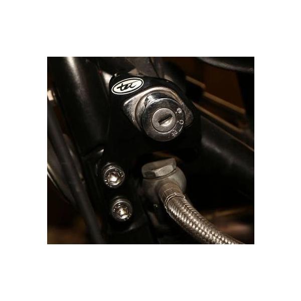 【商品説明】イギリスのメーカー、TEC（テック）のイグニッション キー移設ブラケットです。イグニッションをフレームチューブの前方左側、上から見えないようにすっきりと移設するブラケットです。 配線はノーマルのままで、延長などをする必要は基本あ...