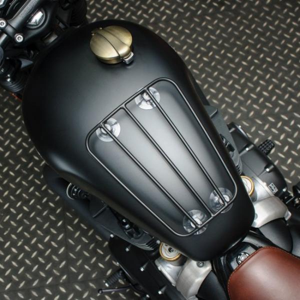 【商型番号】MCB005【商品説明】ビンテージトライアンフのタンクラックを再現しました。材質は304ステンレススチール。吸盤で貼り付けるタイプです。吸盤はこの製品の専用品としてドイツで設計・生産しています。【サイズ】幅19cm長さ24cm吸...