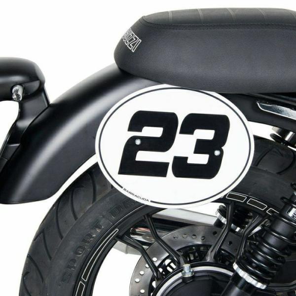 BARRACUDA製のMOTOGUZZI V7 II サイドゼッケンプレート。ナンバープレート部分には白いステッカーが貼られています。数字のステッカーは別売となっている為付属いたしません。【適合】MOTOGUZZIV7 II【カラー】ブラッ...