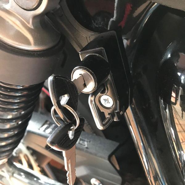 【商品番号】MMU072【商品説明】水冷ツイン用のヘルメットロックです。キー付なので、バイクを離れる際に安心です。ブラケットをリアサスアッパーマウントにとも締めします。ブラケットとロック部が別体なので、左右どちらにもマウントできます。キー2...