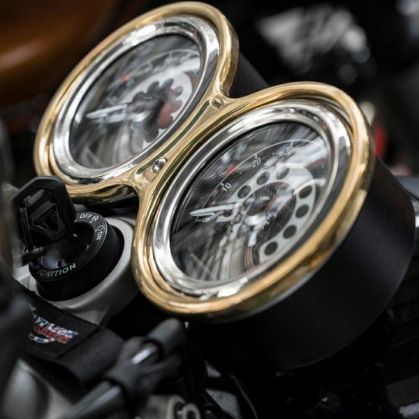 【商品説明】トライアンフ ボンネビルT100/T120、スラクストン1200/R/RS、スピードツイン1200、ストリートカップ用 メーターカバー（トリム）です。ソリッドブラスをポリッシュした質感の高いルックス。既存のメーターカバーの上から...