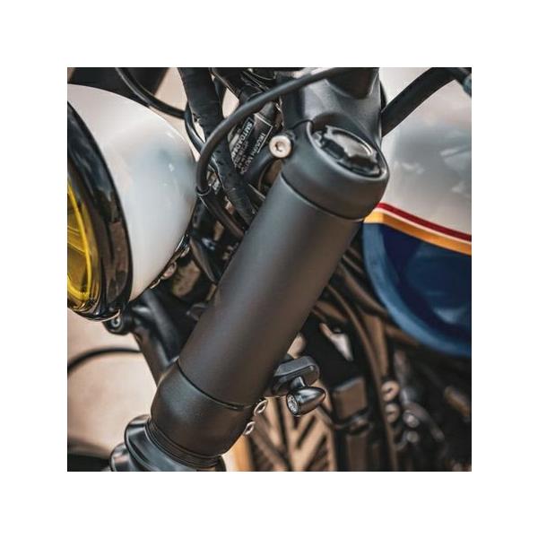 【商品説明】Motone (モートーン) トライアンフ ボバー スピードマスター47mmフォーク用フォークカバー。フロント周りをブラックアウトすることで、塊感がでて迫力が増します。ウインカーの取り付けブラケットがついており、M8、M10の取...