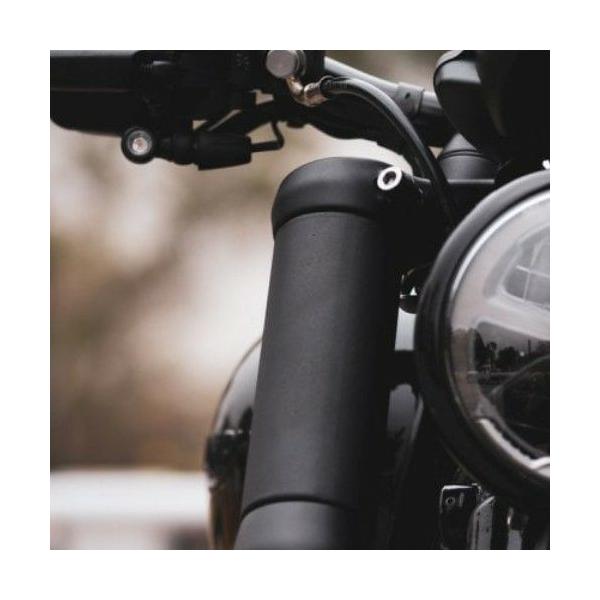 【商品説明】Motone(モートーン)製、トライアンフ ボンネビル ボバー/スピードマスター用のフォークカバーとハンドルバーマウント ウインカーステーのセットフロントフォークにアルミダイキャスト製のブラックのフォークカバーを装着することで統...