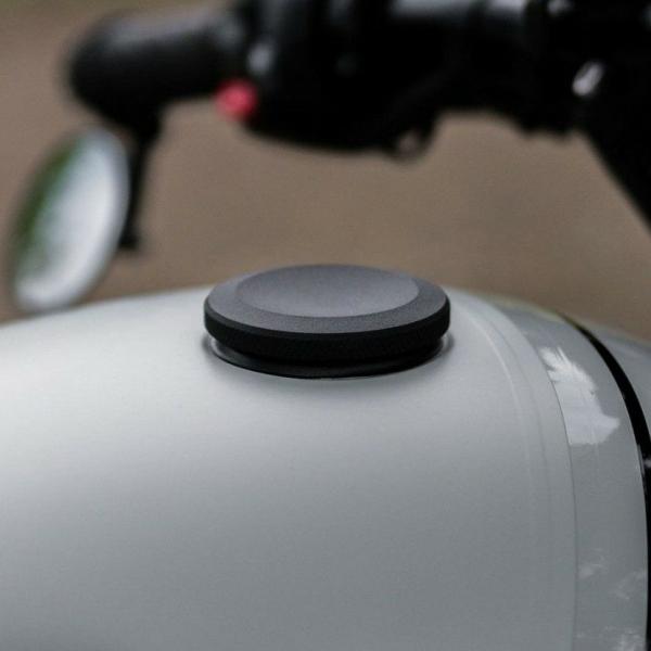 【商品説明】Motone（モートーン）製 タンクキャップ、ガスキャップ "JETSON Dished" ロープロファイル。高さのないタンクキャップなので、タンク周りがすっきりとした印象となります。通気口が開いた状態でも閉じた状態でも組み立て...