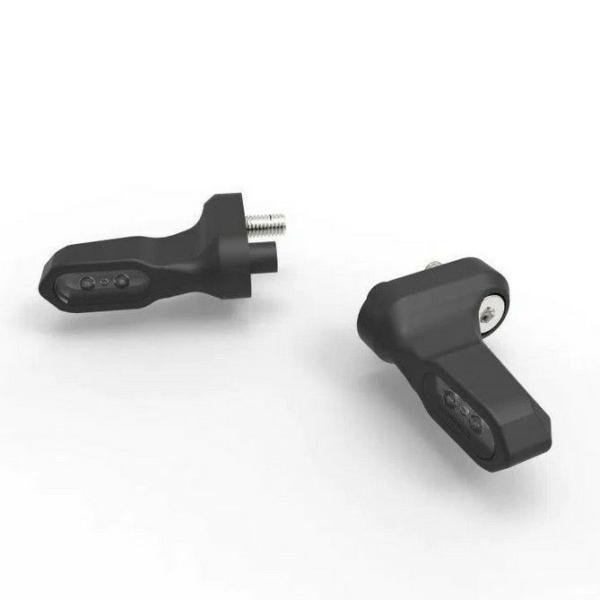 【商品説明】DUCATI スクランブラー用のMOTOISM製のLEDウインカー（2個セット）カーボン・ファイバーで強化された高品質のコポリマー製です。DUCATI純正マウントに完璧にフィットし、スリムでシンプルなデザインです。LEDテクノロ...