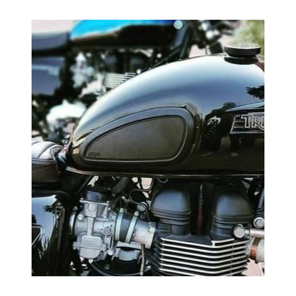 【商品説明】モートーン製の汎用 ニーパッド。トライアンフ以外にも使用可能。貼り付けるだけの簡単取り付け。加硫ゴムを使用したトラディショナルなデザインのタンクパッドです。取付面に耐候、耐ガソリン製のある　3M 468MPを使用しています。【デ...