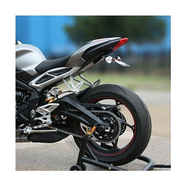 【商品説明】トライアンフ ストリートトリプル/R/RS用のフェンダーレスキットフェンダーレスにすることでテール周りがスッキリします。不要な泥跳ねや汚れを防ぐように設計されています。LEDナンバー灯付属純正ウインカー取り付け可能スチール製ブラ...