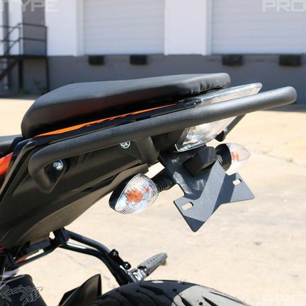 【商品説明】KTM 200 Duke/390 Duke用のグラブバー兼テールライトガード。バーはテールを完全に包み込み、リアテールライトを保護します。同メーカーのリアラゲッジラック、サイドラゲッジラックと併用可能。材質：ブラックパウダーコー...