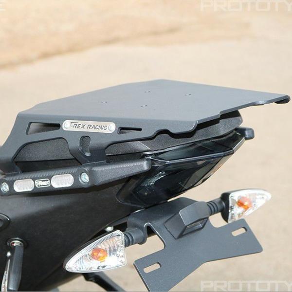 【商品説明】KTM 1290 Super Duke R用のラゲッジラック。GIVIなどのトップケースの取り付けに最適です。材質：航空機グレードアルミニウム4mm厚、ブラックパウダーコート仕上げ※画像のタンデムグリップ（SEL-N166-20...