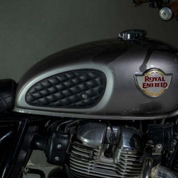 【商品説明】ハンドメイドのレザー製タンクパッド。TRIP MACHINE(トリップマシン)の特徴であるクランチレザー（本革）を使用したハンドメイド。よく手入れをすれば何年でも使えるように作られています。3Mの工業規格テープを使用しているので...