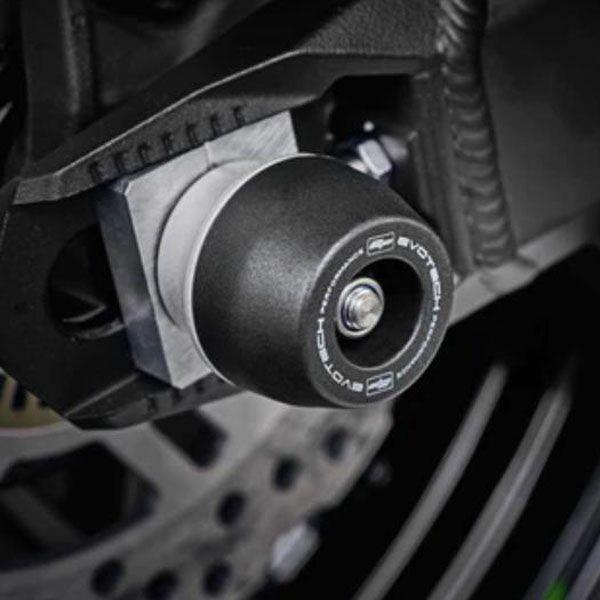 Evotech Performance製リアスピンドルボビンは、Kawasaki Z900/Z900RSのリアホイール左右を高品質素材で守るクラッシュプロテクションです。インジェクション成形ナイロン製ボビンヘッドにアルミ芯材を内蔵し、ステン...