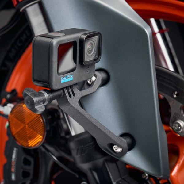 【商品説明】KTM 390DUKE用のアクションカメラ フロントフェンダーマウント。フロントフェンダーのサイドにGoProなどのアクションカメラを取り付けることができます。・調整が容易な水平ピボット・フロントフェンダーマウントに装着・バイク...