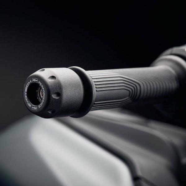 【商品説明】KTM 390DUKE用のバーエンドウェイト（ツーリングバージョン）。・左右の純正バーエンドウェイトと直接交換可能・レースバージョン用より重めの「ツーリングバージョン」ウエイトで振動を低減・EPのマウントデザインはKTM 390...