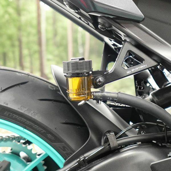 【商品説明】ヤマハ MT-09用パッセンジャーステップリムーブキット二人乗りをしないライダーにお勧め！    不要で重いタンデムステップ及びブラケットを排除して軽量化出来ます右サイドはリヤブレーキリザーバータンクを取付ます取付は簡単です【適...