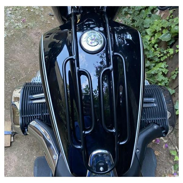 【商品説明】スペインのメーカーLa Poderosa(ラ ポデローザ)製 R18用のタンクラック。クラシカルでミニマルなスタイル。専用設計のため、R18のタンクのラインに沿うように作られており、外観を崩しません。バッグは別売りです。La P...