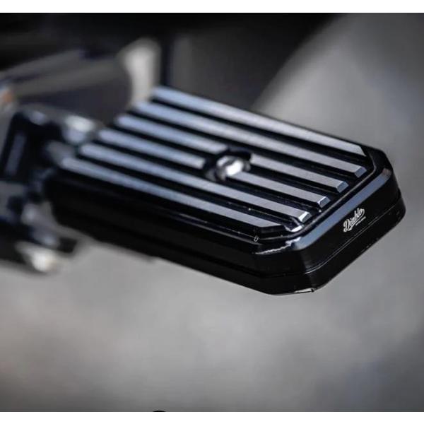 【商品説明】K-SPEED レブル250/300/500 用 ステップ。シルバーと黒のコントラストが綺麗です。【カラー】コントラストカット【適合】ホンダ (HONDA)レブル250 (Rebel250)レブル300 (Rebel300)レブ...