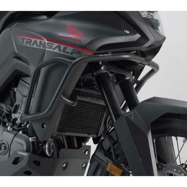 【説明】SW-MOTECHのトランザルプ用エンジンガード（アッパー）です。頑丈なスチール製のエンジンガードです。耐候性・耐食性に優れたブラックパウダーコーティング。車体の重要部品のダメージを軽減。車種専用にデザインされているので正確なフィッ...