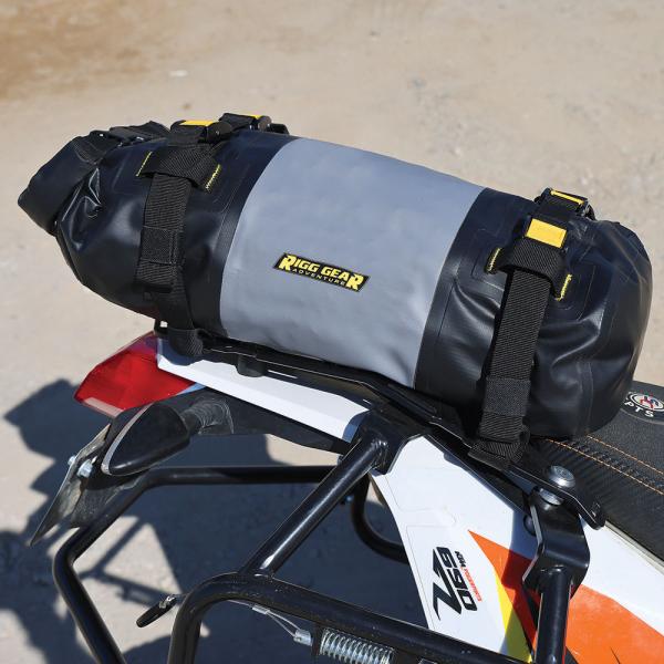 【商品説明】100%防水仕様のロールバッグです。アドベンチャーバイク、オフロード、ロングツーリングでの使用に最適です。防水かつ丈夫な24オンスのPVCターポリン製です。表面はUVコート仕様、滑りにくく汚れが付着しずらい素材です。パネルのつな...