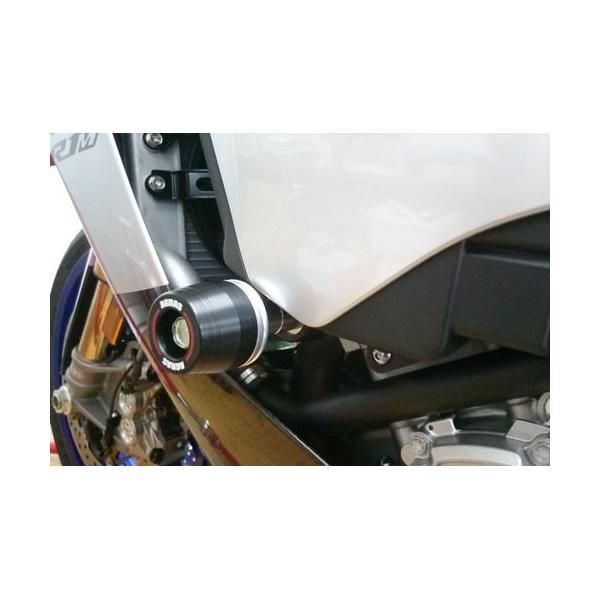 【商品説明】万が一の転倒から、マシンへの損傷を最小限に抑えるエンジンスライダーです。レースでの経験を活かし、過酷なレースからストリートまで幅広く対応する形状となっています。ベース部分に高強度のジュラルミン(A2017)、スライダーに摩擦係数...