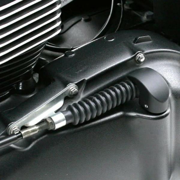 【商品説明】トライアンフ空冷ツイン用のクラッチリフターアームフィニッシャー。ノーマルのクラッチリフターアームをスタイリッシュな外観にアップグレードします。クラッチカバーの輪郭にマッチするようにデザインされたこのアップグレードには、型押しされ...