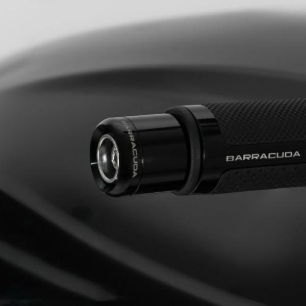 BARRACUDA製のアルミバーエンド。6色からお選び頂く事が出来ます。【適合】適合ハンドルバーハンドルバー外径：22mmハンドルバー内径：17-18mm【素材】アルミニウム【仕上げ】アルマイト【商品内容】左右セット【特記事項】ヤマハ、カワ...