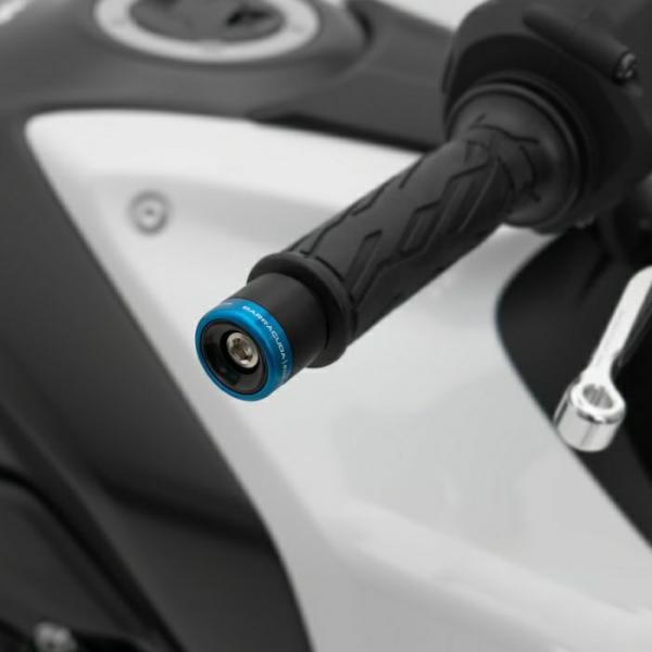 BARRACUDA製のアルミバーエンド。7色からお選び頂く事が出来ます。【適合】適合ハンドルバーハンドルバー外径：22mmハンドルバー内径：17-18mm【素材】アルミニウム【仕上げ】アルマイト【商品内容】左右セット【特記事項】ヤマハ、カワ...