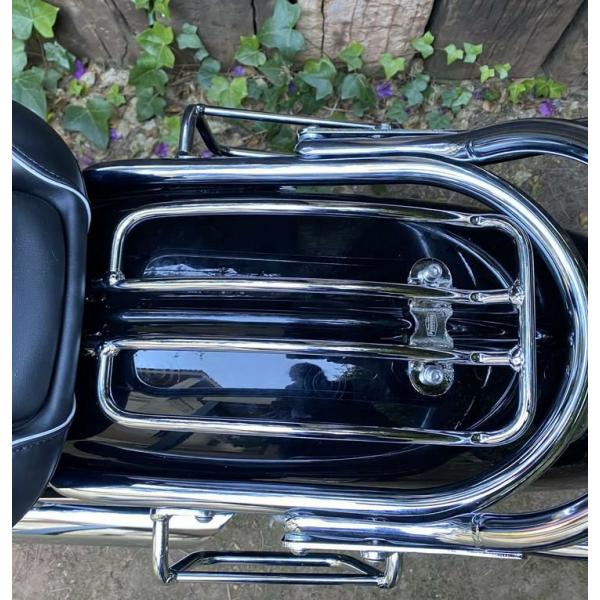 【商品説明】スペインのメーカーLa Poderosa(ラ ポデローザ)製 トライアンフ スピードマスター リアラック、ラゲッジラック。テールゲート ラゲッジ ラック。 リアシートを取り外し、 ネジで車体のテールゲートに取り付けるように設計さ...