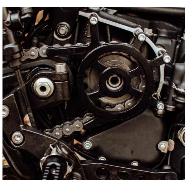 【商品説明】イギリスのメーカー、TEC（テック）のフロントスプロケット アルミカバーです。アルミ素材で作られており、スタイリッシュデザインと軽量化が特徴取り付け用ボルト、スペーサー付属※こちらはブラックです。シルバーもあります。【適合】トラ...