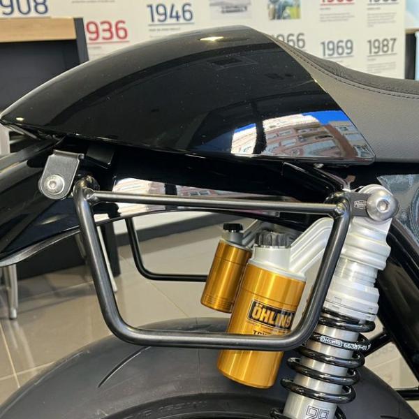 【商品説明】スペインのメーカーLa Poderosa(ラ ポデローザ)製 トライアンフ スピードツイン用サドルバッグサポートです。バッグは別売りです。La Poderosaのバッグを装着可能。バッグ背面のKlickfix(クリックフィックス...