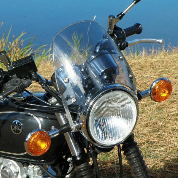 【商品説明】ヤマハ SR400、SR500用のスクリーン（ウインドシールド）。ダートフライスクリーンはスクリーン、ウィンドシールドを開発しているイギリスのメーカーです。マウントブラケットはCNC加工。ブラックパウダーコートによって仕上げられ...