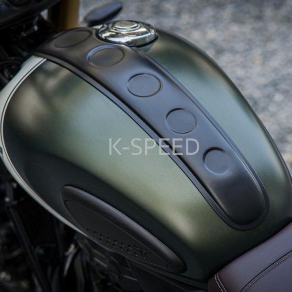 【商品説明】トライアンフ スクランブラー400X、スピード400用のタンクカバー。タンクベルトのような、タンクカバーを取り付けることで、クールに引き締まった表情にしてくれます。装着は両面テープで貼り付けるだけ。ラテン語「Diabolus（デ...