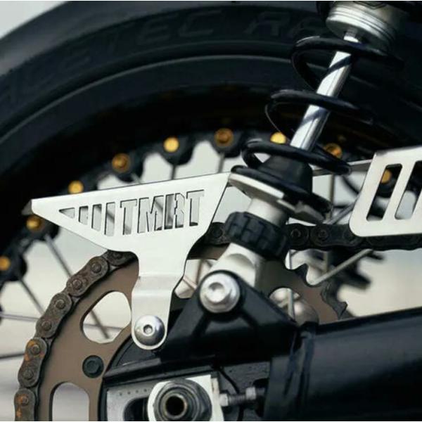 【商品説明】ハンドメイドパーツを得意とするスペインのトライアンフ専門カスタムメーカーTamarit（タマリット）のスラクストン1200/スピードツイン1200用チェーンカバー 「ゾンブラ」車種専用なので取り付けも純正を外して付け替えるだけで...