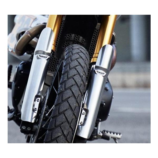 【商品説明】トライアンフのカスタムがメインのスペインのメーカー、Tamarit（タマリット）のオリジナルフロントフォークカバースクランブラーの純正フェンダーを取り外すかアップタイプに交換後、フェンダー取り付け穴を利用して取り付けが可能となり...