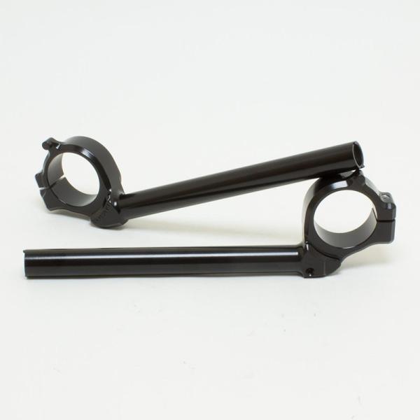 【商品説明】ハンドルバーの取り付け位置をライダー側に近づけるハンドルバーです。より上体をリラックスした位置でキープする事が出来、長時間の運転の疲労を軽減します。配線等は標準長のままで対応できます。移動量（標準比）上側：2" (50mm)後側...