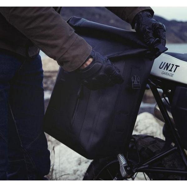 【説明】ユニットガレージの防水サイドバッグと右側バッグステーのセットです。Khaliのサイドパニアは100％防水で、クイックリリース付きで取り付け・取外しが便利です。15インチのノートパソコンがすっぽり入る大きさで、前面には大きな防水ジップ...