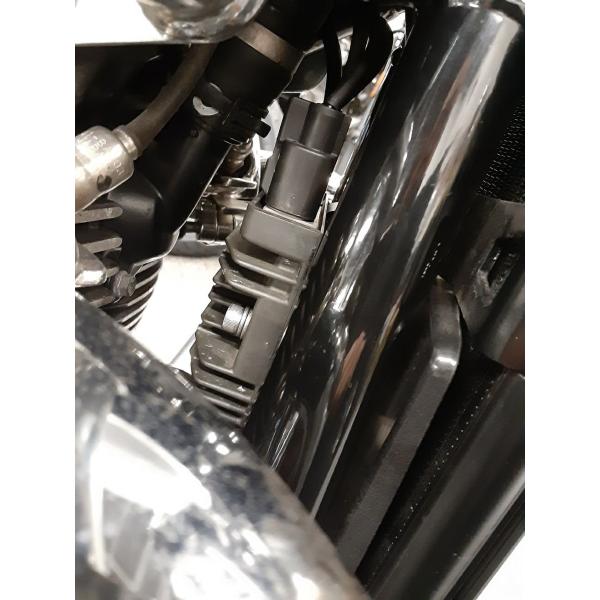 【商品説明】レギュレーターをラジエータ後方（裏側）に移設するブラケット。ヘッドライト下にレギュレーターが装着されている車両の場合・・・   ・ハンドル操作時にレギュレーターが一緒に動いてしまう   ・メインハーネスからレギュレターハーネスへ...