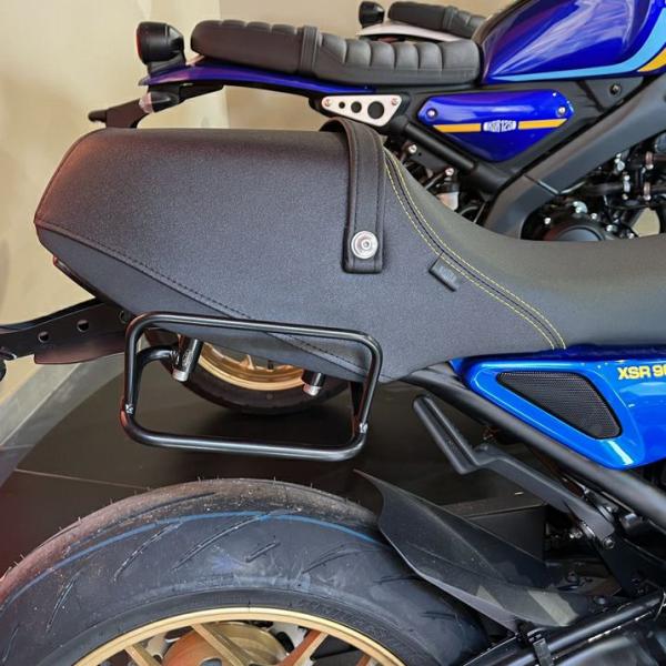 【商品説明】スペインのメーカーLa Poderosa(ラ ポデローザ)製 XSR900 2022〜 用のサドルバッグサポート &amp; リアラックです。バッグは別売りです。La Poderosaのバッグを装着可能。バッグ背面のKlickf...