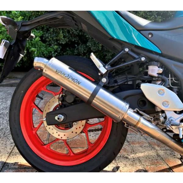 【説明】オーストラリアのマフラーメーカー、ヴァンデモンパフォーマンスのチタン/ステンレスサイレンサーのフルエキゾーストマフラーです。ヴァンデモンは、オーストラリア国内の300レースシリーズのために開発されました。レース中の転倒に耐える強度と...