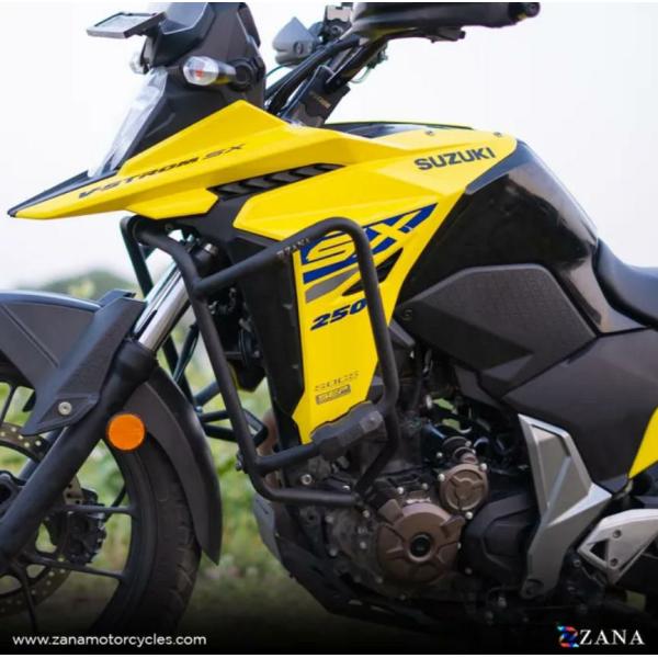 【商品説明】スズキ V-ストローム250SX用クラッシュガード スライダーパック付 ブラック 片側3点取付でしっかりラジエーターシュラウド、タンク及びエンジンを保護します  又、 スライダーパック付きで二次被害を防止しますスチール製、ブラッ...