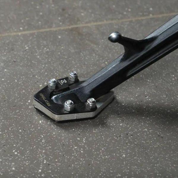 【商品説明】ロイヤルエンフィールド ヒマラヤ450用サイドスタンド フットエクステンダー素材はステンレススチール製,ハードウエア類はアルミ製ブラックパウダーコート塗装不整地等でバイクをより安定させて駐車できます取付簡単も簡単です【適合車種】...