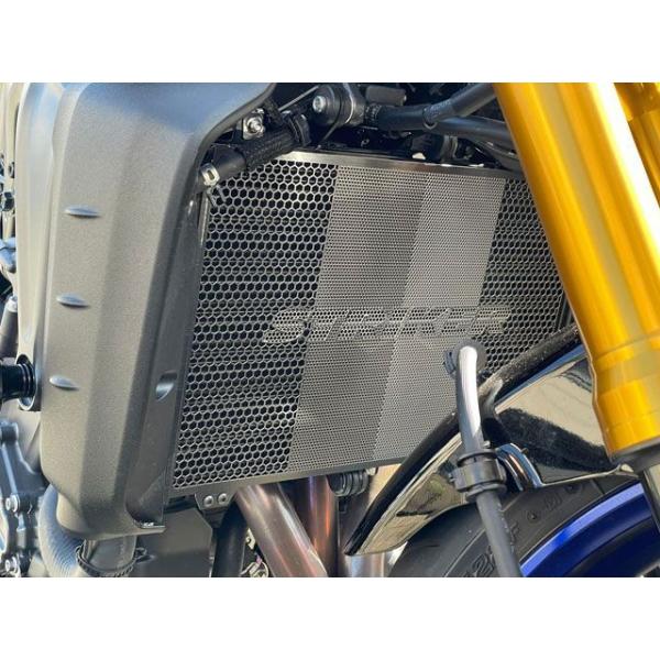 ●メーカー名：ストライカー / STRIKER●商品名：ラジエターコアガードメーカー品番：SS-CG161JANコード：4580363935066MT-09TRACER9 GT トレーサー9GTXSR900スモークガンメタリックステンレス■...