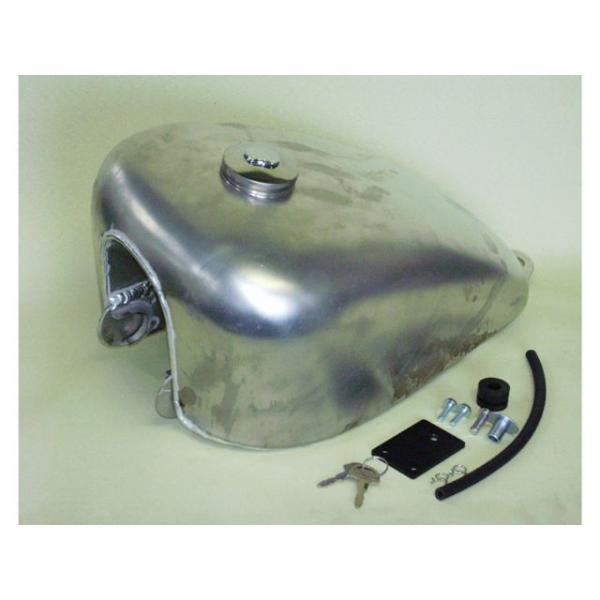 ●メーカー名：ビッグシーダー / BIG CEDAR●商品名：アルミタンクTYPE-4 バフ無メーカー品番：15004W400W650アルミ（バフ無し）約9.0Lノーマルコック・シート使用可／タンクキャップ付属（キー付）取付ボルトオン。※コ...